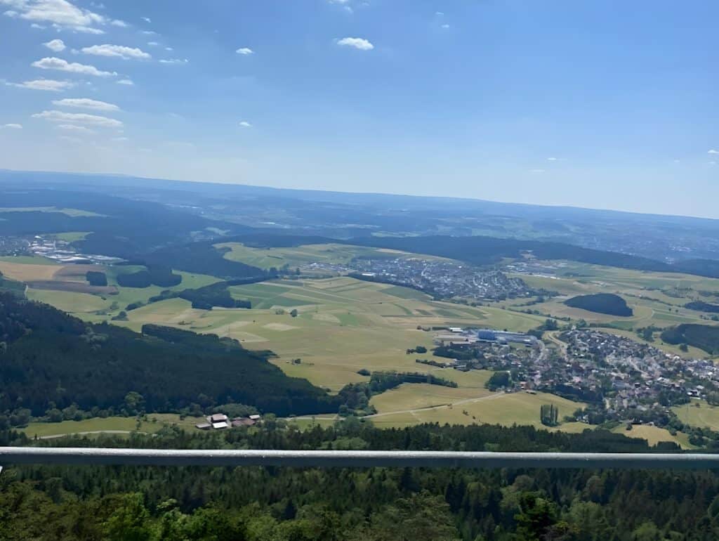 Der majestätische Lemberg mit Aussichtsturm: Der höchste Berg der ...
